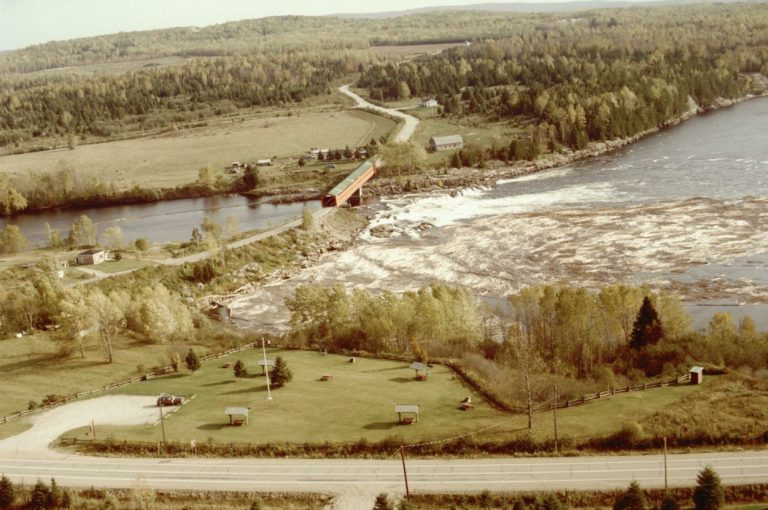 Le pont Savoyard en 1983… photographié en avion | Les ponts couverts au ...