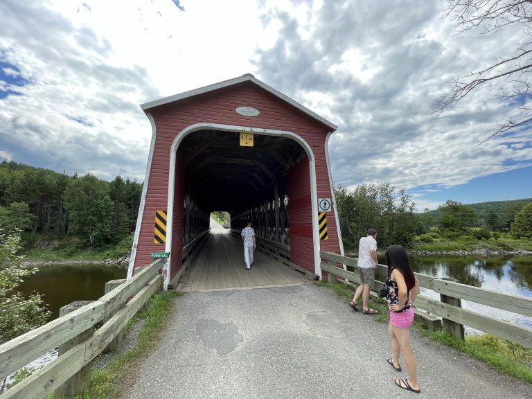 Un pont bien accueillant à St-René-de-Matane | Les ponts couverts au Québec